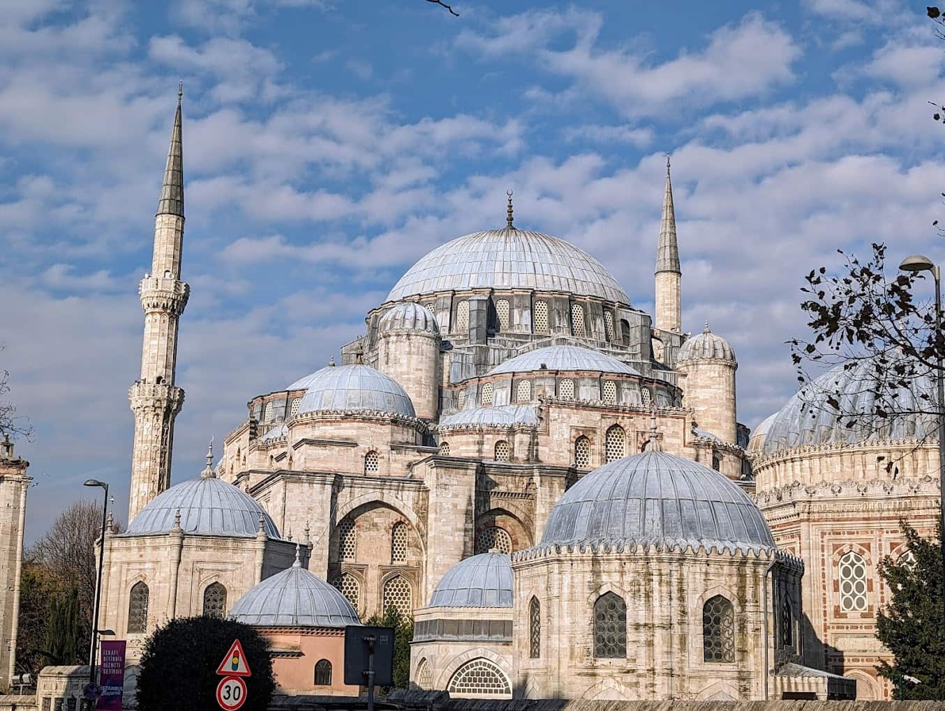 Why does the suleymaniye mosque look like the Hagia sophia