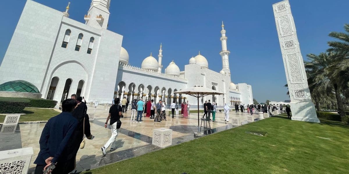 Do I need to buy and wear Emirati Thawb when visiting mosques in Dubai?