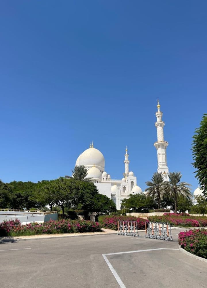 Do I need to buy and wear Emirati Thawb when visiting mosques in Dubai?