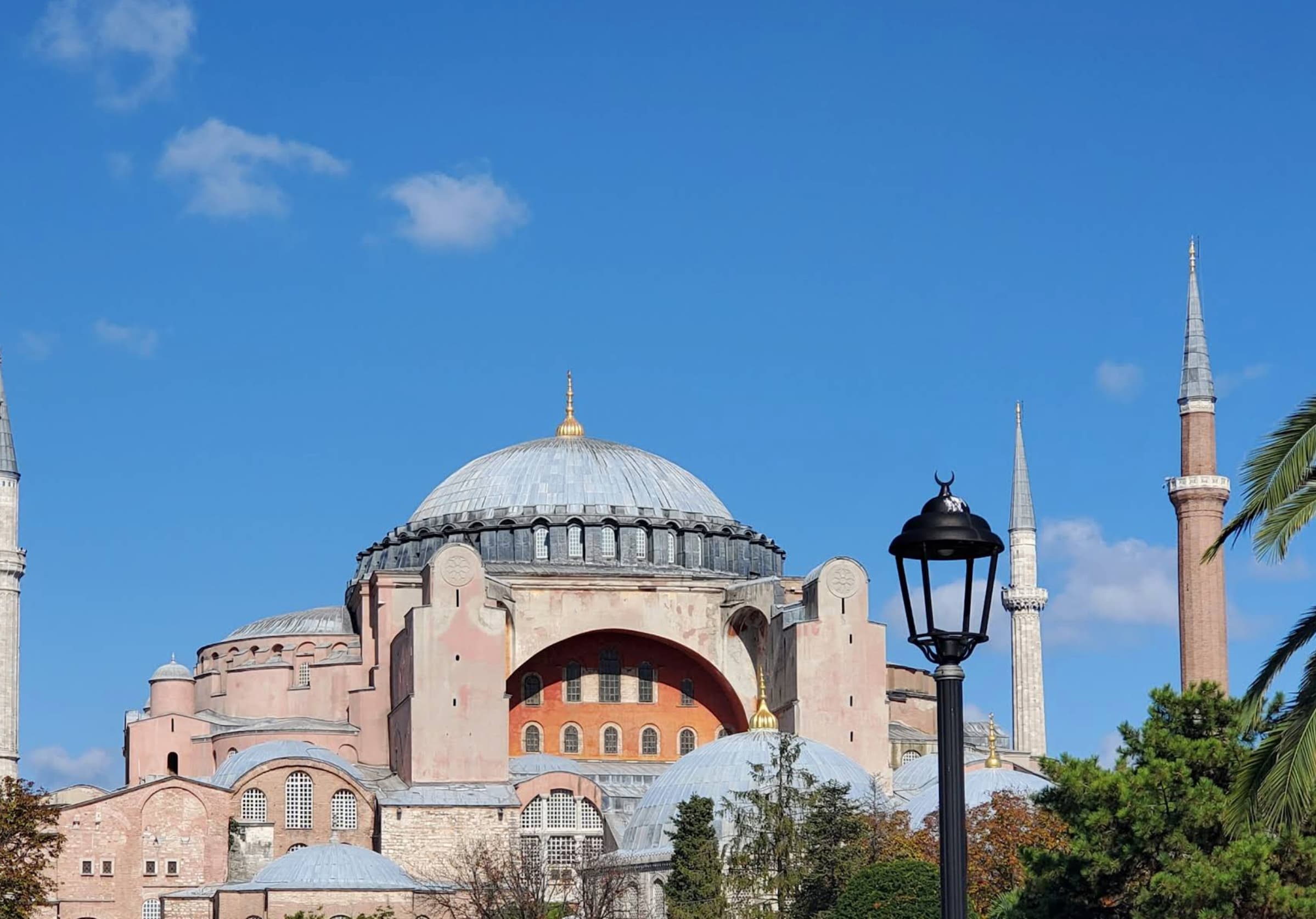 Why does the suleymaniye mosque look like the Hagia sophia
