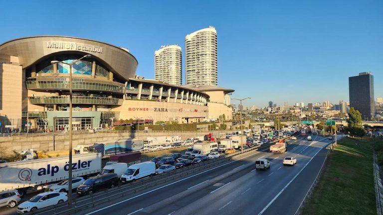 What Is The Biggest Mall In Istanbul? | Location + Pictures